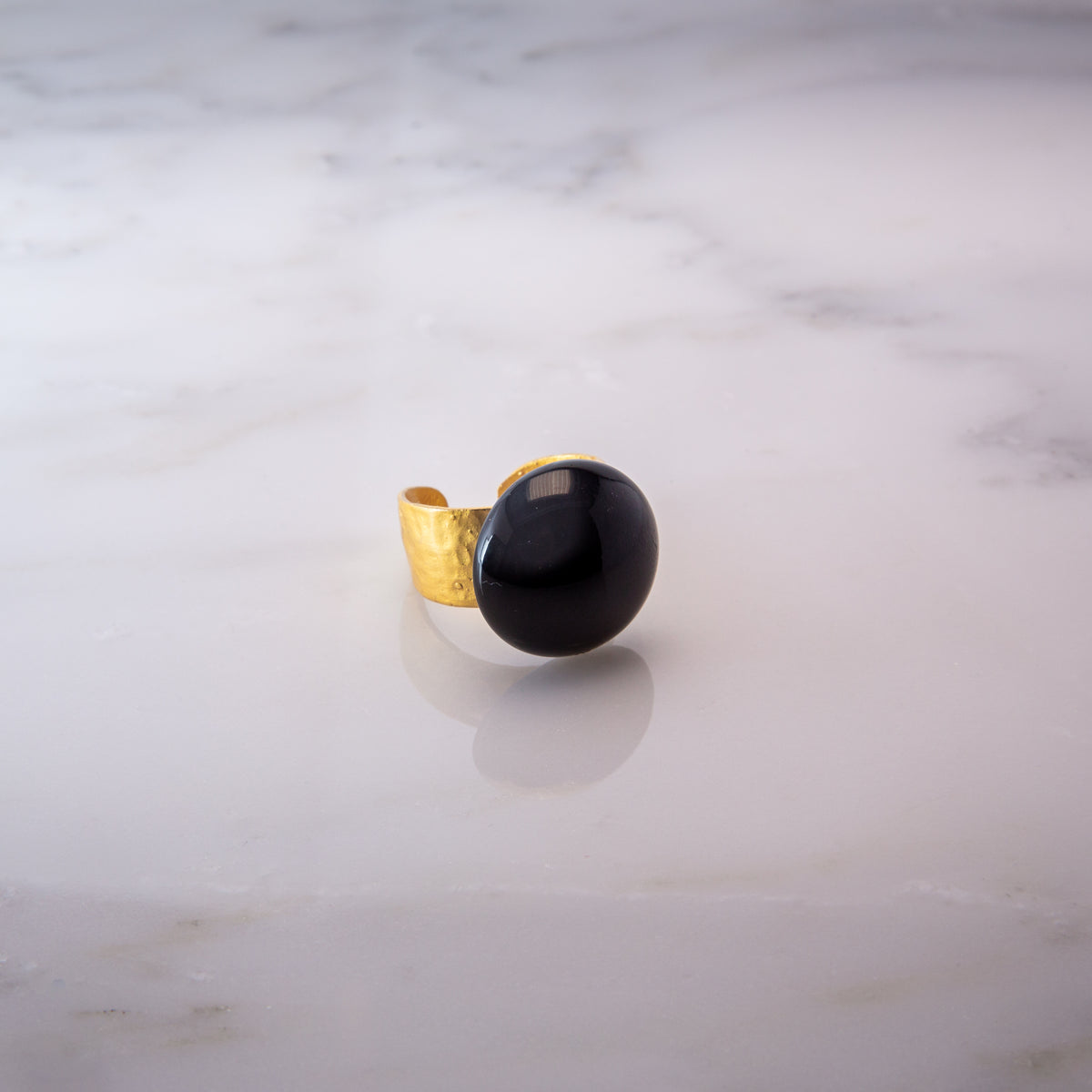 Pantera - Large ring in gold plated hammered band. – ROSADEBILBAO